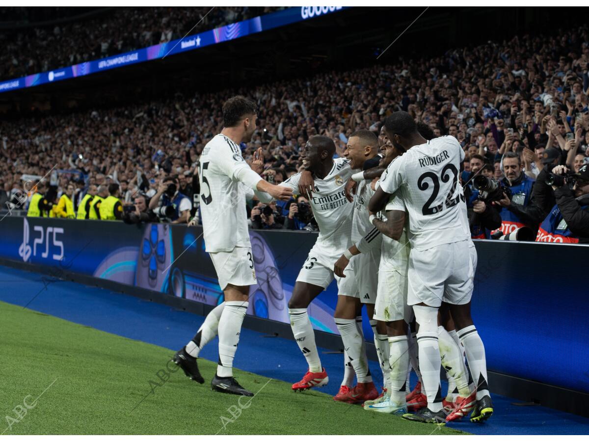 En la imagen, Mbappé celebra con sus compañeros en segundo tanto ...