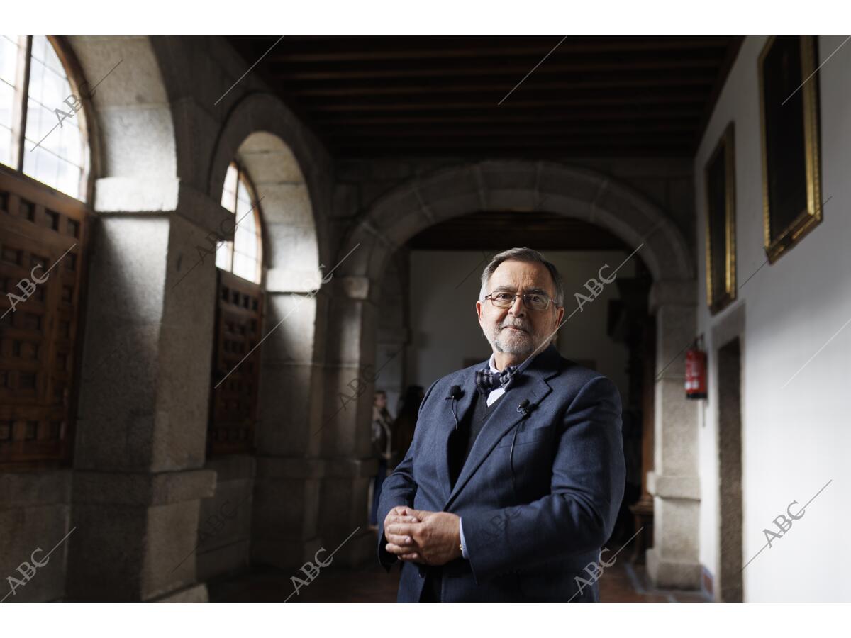 José Calvo Poyato posa en los escenarios en los que transcurre su ...