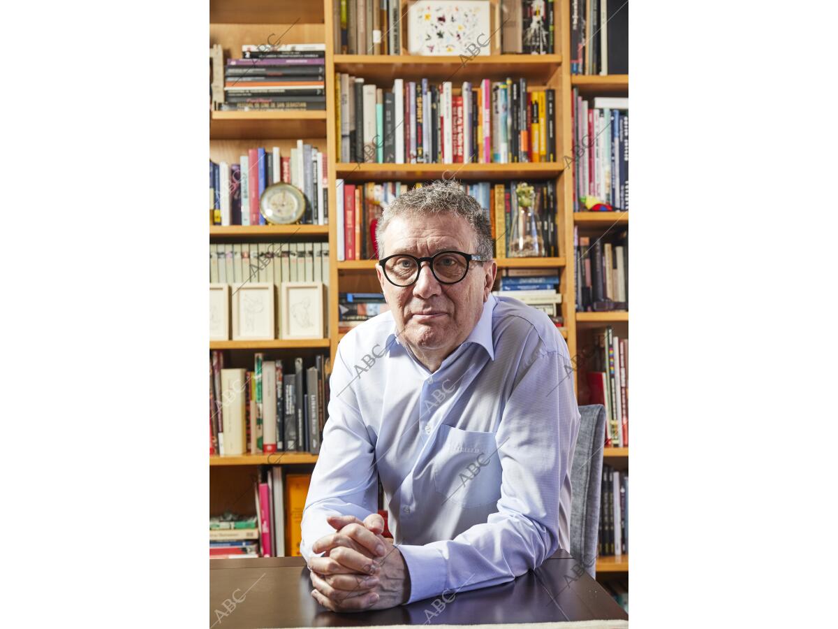 Retratos posados y durante entrevista al escritor Luisgé Martín, en su ...