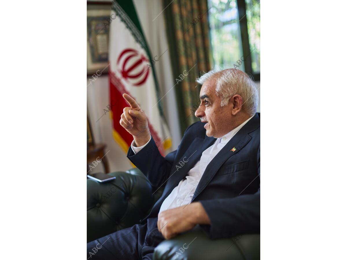 Retratos posados y durante entrevista a su embajador, Reza Zabib ...