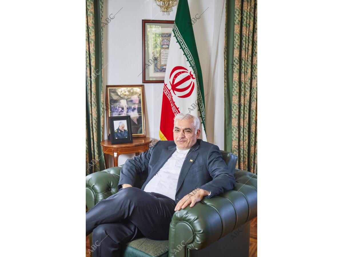 Retratos posados y durante entrevista a su embajador, Reza Zabib ...